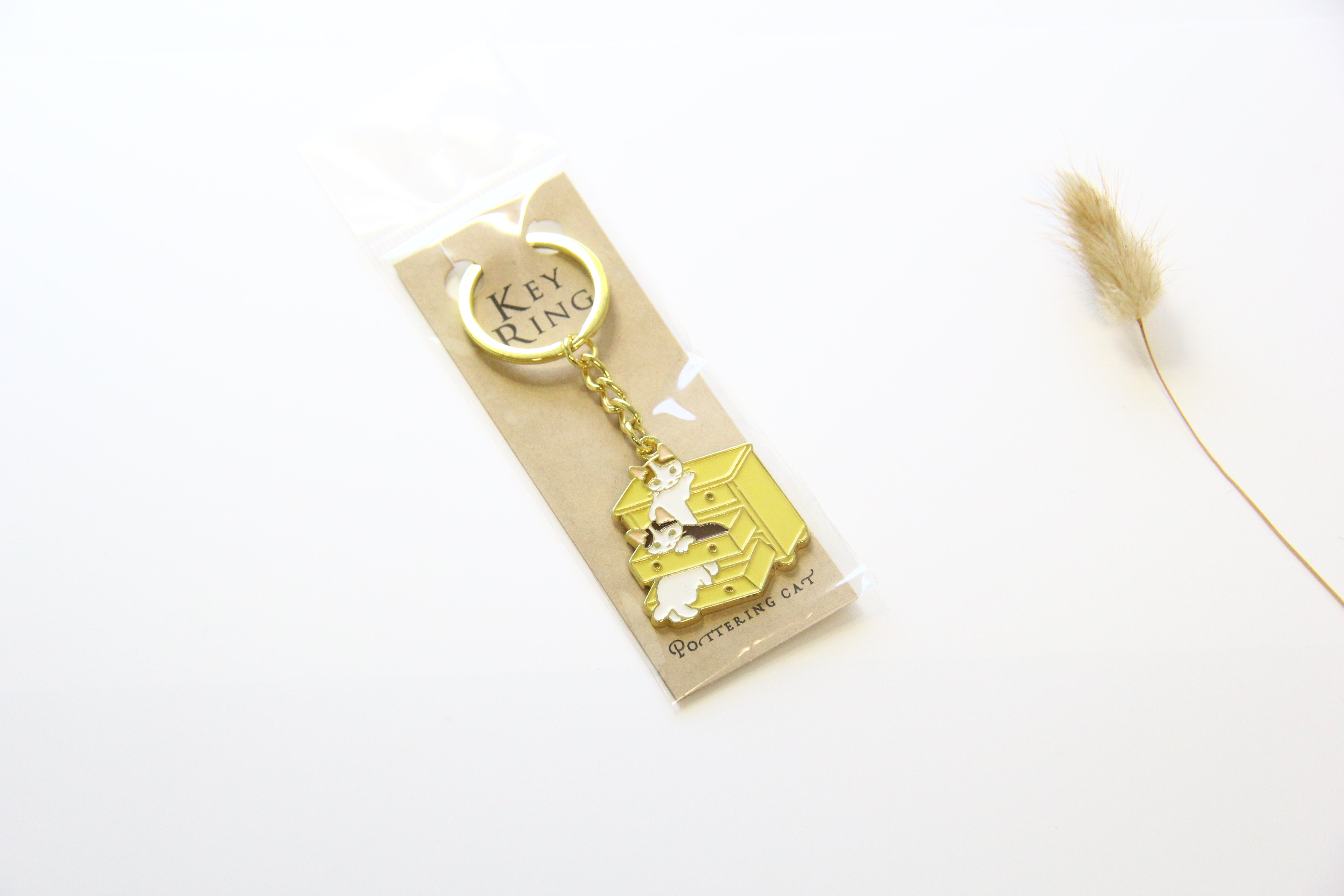 Pottering Cat – Pinky Elephant